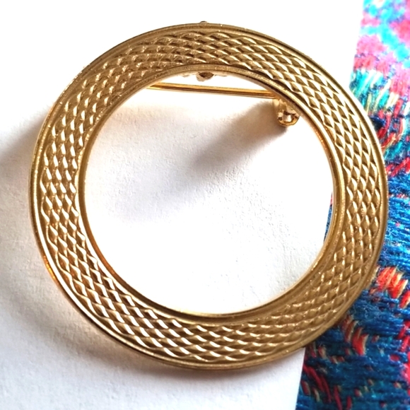 Vintage | Jewelry | Vintage Circle Brooch Gold Tone Pin Open Outline ...